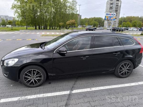 Melns Volvo V60 2011 Rīga, ar dzinēja tilpumu 2.00 L un nobraukumu 362 tūkst. km par 4350 €, foto 4 vietnē AUTOMOTO.COM.LV