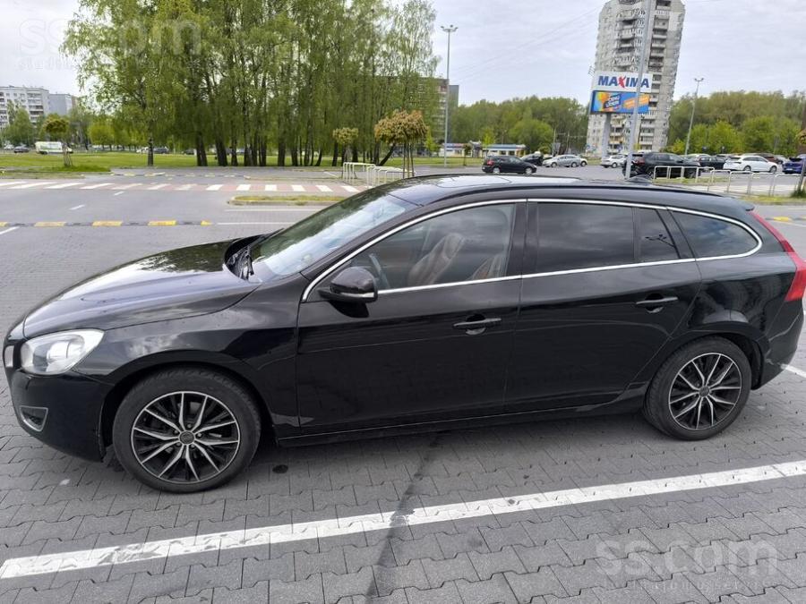 Melns Volvo V60 2011 Rīga, ar dzinēja tilpumu 2.00 L un nobraukumu 362 tūkst. km par 4350 €, foto 4 vietnē AUTOMOTO.COM.LV