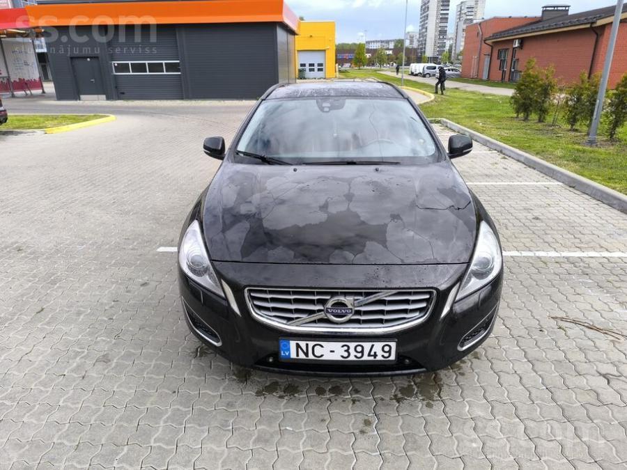Melns Volvo V60 2011 Rīga, ar dzinēja tilpumu 2.00 L un nobraukumu 364 tūkst. km par 5300 €, foto 1 vietnē AUTOMOTO.COM.LV
