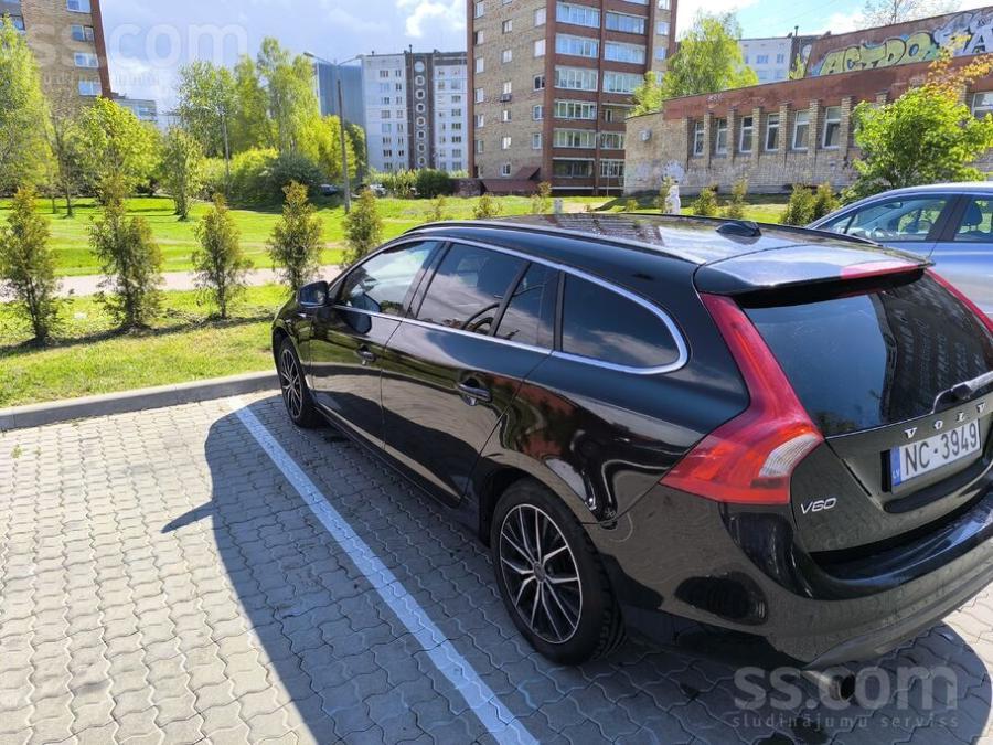 Melns Volvo V60 2011 Rīga, ar dzinēja tilpumu 2.00 L un nobraukumu 364 tūkst. km par 5300 €, foto 3 vietnē AUTOMOTO.COM.LV
