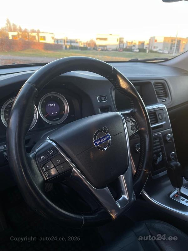 Melns Volvo V60 2011 Tartu, ar dzinēja tilpumu 2.40 L un nobraukumu 317 tūkst. km par 7590 €, foto 11 vietnē AUTOMOTO.COM.LV