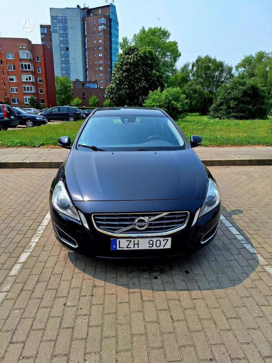 Black Volvo V60 2011 in Klaipeda, with an engine capacity of 1.56 L and mileage of 256 thousand km for 4800 €, photo 1 on AUTOMOTO.COM.LV