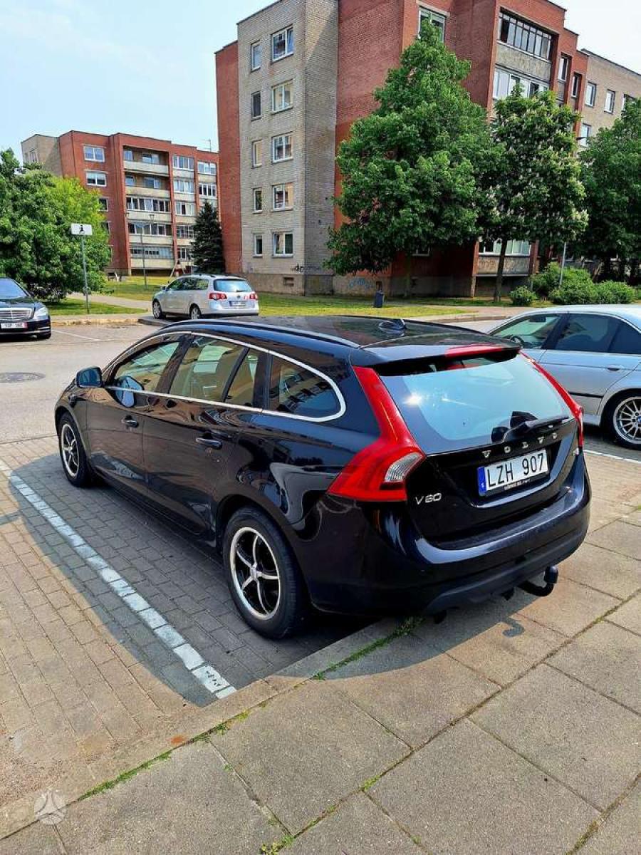 Black Volvo V60 2011 in Klaipeda, with an engine capacity of 1.56 L and mileage of 256 thousand km for 4800 €, photo 7 on AUTOMOTO.COM.LV