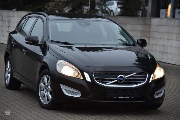 Melns Volvo V60 2011 Viļņa, ar dzinēja tilpumu 1.56 L un nobraukumu 250 tūkst. km par 4400 €, foto 1 vietnē AUTOMOTO.COM.LV