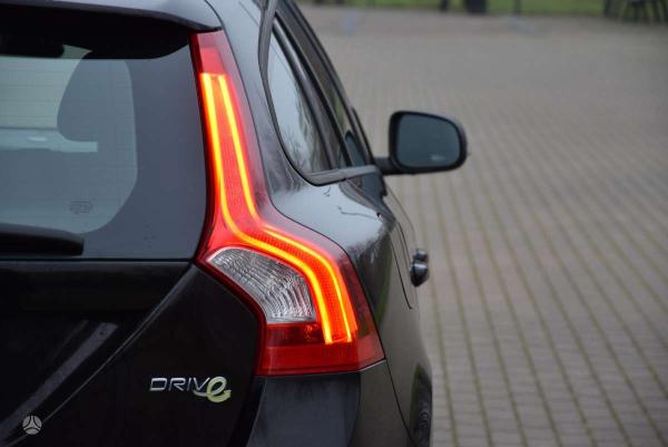Melns Volvo V60 2011 Viļņa, ar dzinēja tilpumu 1.56 L un nobraukumu 250 tūkst. km par 4400 €, foto 3 vietnē AUTOMOTO.COM.LV