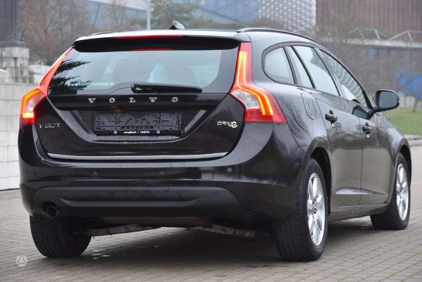Melns Volvo V60 2011 Viļņa, ar dzinēja tilpumu 1.56 L un nobraukumu 250 tūkst. km par 4400 €, foto 4 vietnē AUTOMOTO.COM.LV