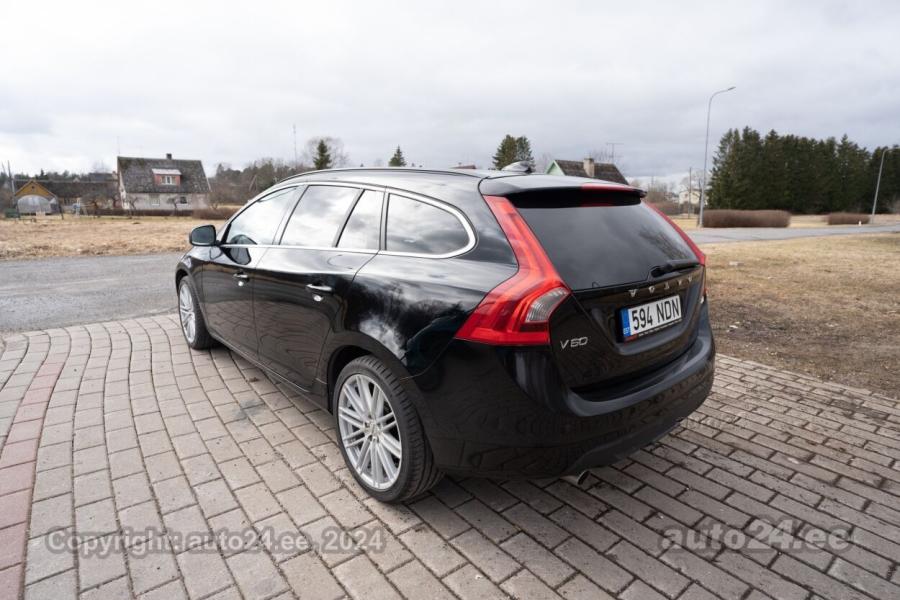 Melns Volvo V60 2011 Tallina, ar dzinēja tilpumu 2.40 L un nobraukumu 294 tūkst. km par 6999 €, foto 4 vietnē AUTOMOTO.COM.LV