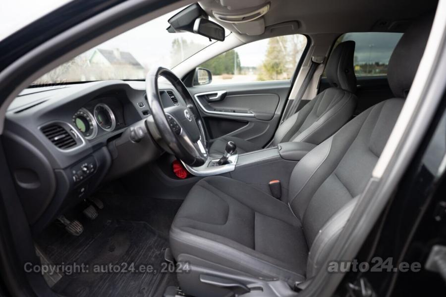 Melns Volvo V60 2011 Tallina, ar dzinēja tilpumu 2.40 L un nobraukumu 294 tūkst. km par 6999 €, foto 5 vietnē AUTOMOTO.COM.LV