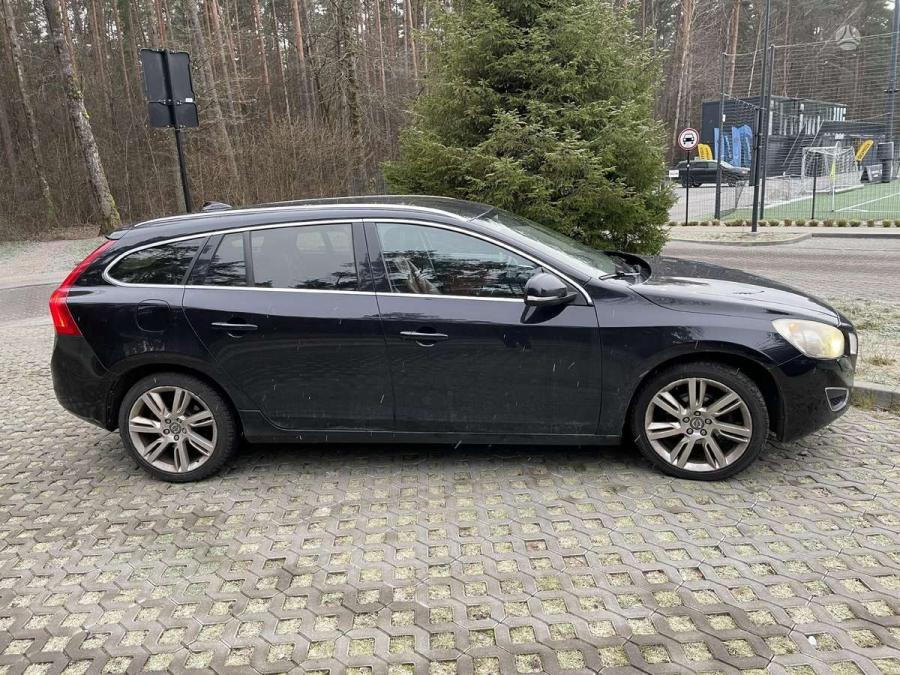 Melns Volvo V60 2011 Viļņa, ar dzinēja tilpumu 1.98 L un nobraukumu 335 tūkst. km par 4900 €, foto 1 vietnē AUTOMOTO.COM.LV