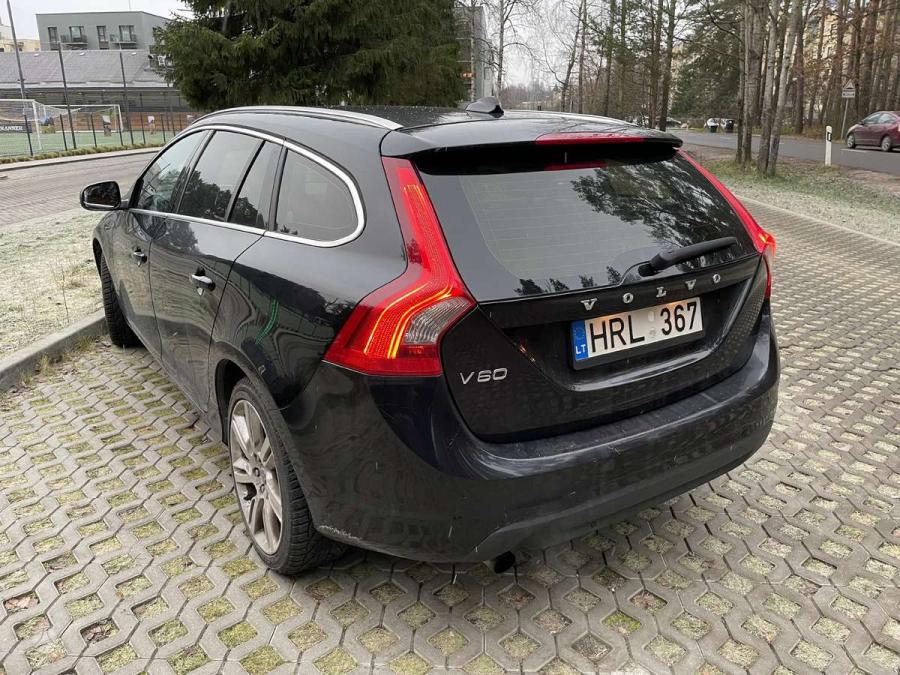 Melns Volvo V60 2011 Viļņa, ar dzinēja tilpumu 1.98 L un nobraukumu 335 tūkst. km par 4900 €, foto 2 vietnē AUTOMOTO.COM.LV