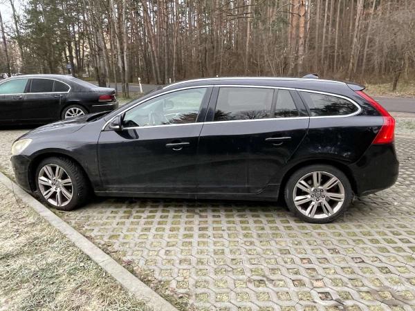 Black Volvo V60 2011 in Vilnius, with an engine capacity of 1.98 L and mileage of 335 thousand km for 4900 €, photo 7 on AUTOMOTO.COM.LV