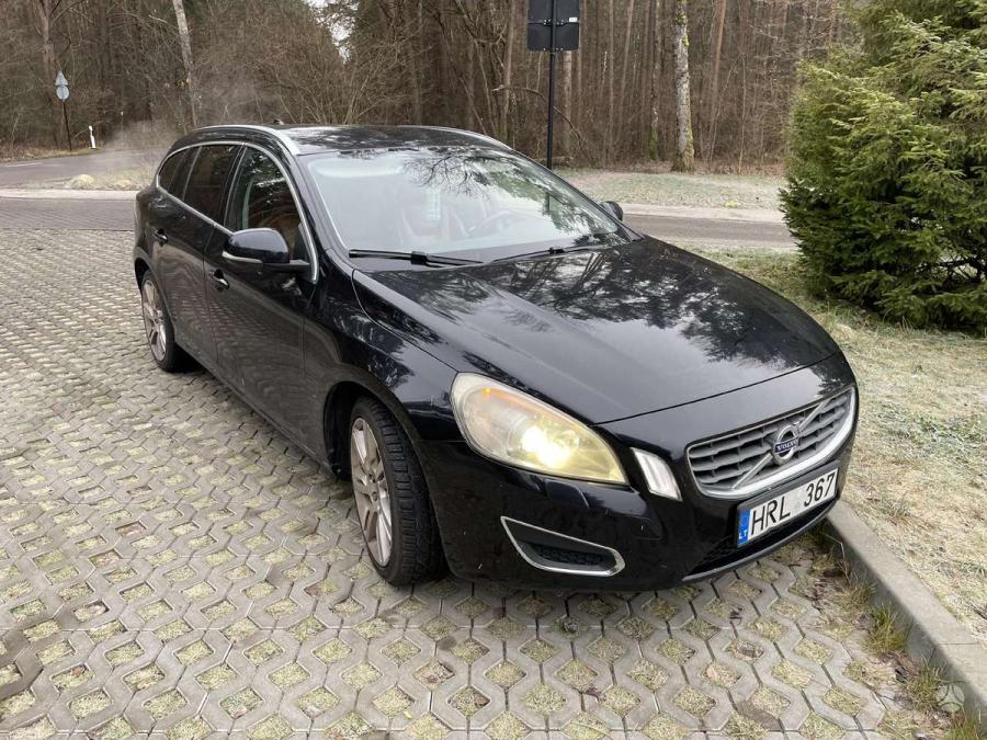 Melns Volvo V60 2011 Viļņa, ar dzinēja tilpumu 1.98 L un nobraukumu 335 tūkst. km par 4900 €, foto 8 vietnē AUTOMOTO.COM.LV