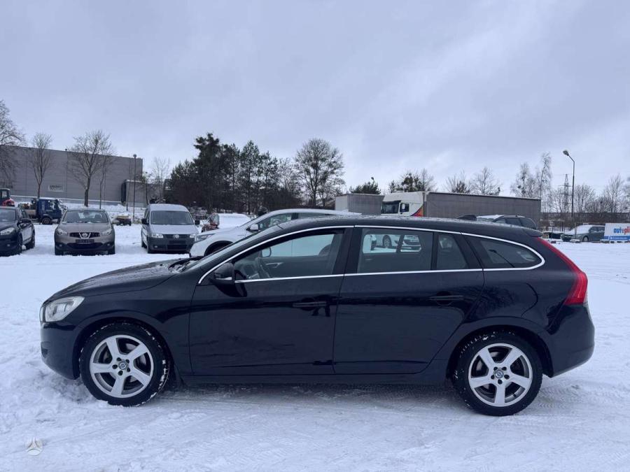 Melns Volvo V60 2011 Alīta, ar dzinēja tilpumu 1.98 L un nobraukumu 270 tūkst. km par 5650 €, foto 8 vietnē AUTOMOTO.COM.LV