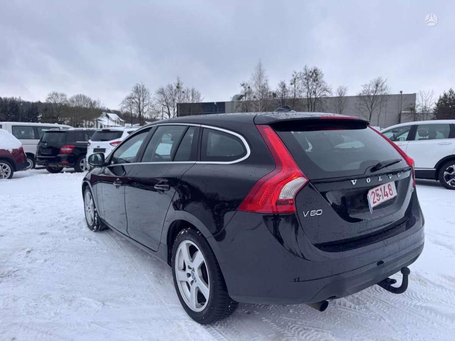 Melns Volvo V60 2011 Alīta, ar dzinēja tilpumu 1.98 L un nobraukumu 270 tūkst. km par 5650 €, foto 10 vietnē AUTOMOTO.COM.LV