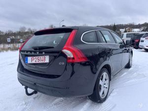Melns Volvo V60 2011 Alīta, ar dzinēja tilpumu 1.98 L un nobraukumu 270 tūkst. km par 5650 €, foto 11 vietnē AUTOMOTO.COM.LV