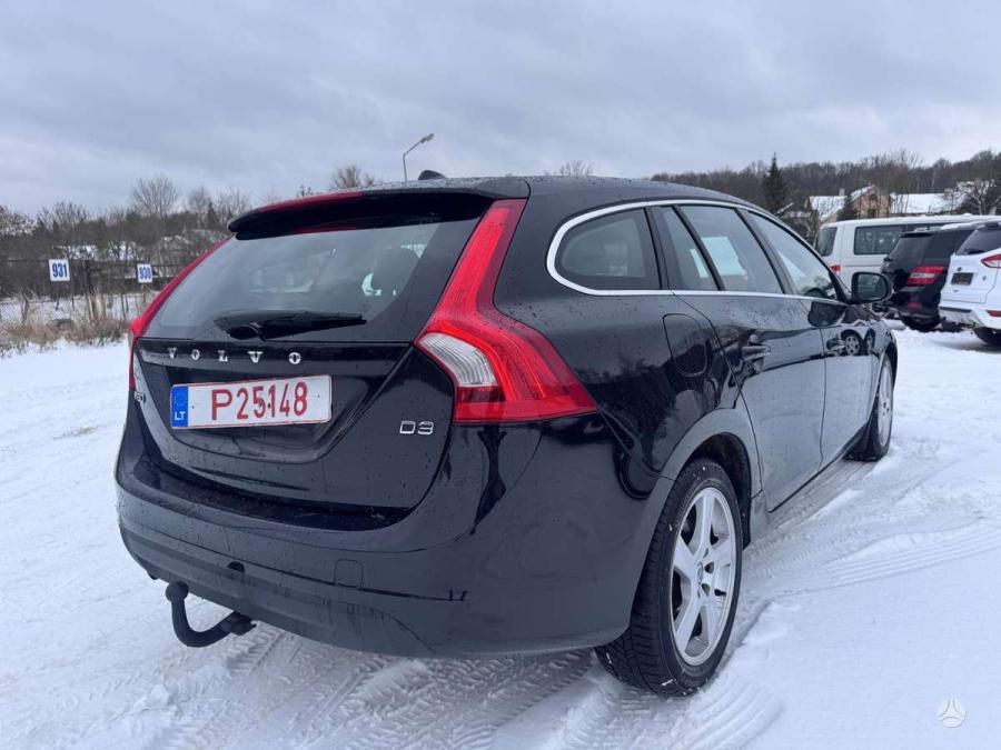 Melns Volvo V60 2011 Alīta, ar dzinēja tilpumu 1.98 L un nobraukumu 270 tūkst. km par 5650 €, foto 11 vietnē AUTOMOTO.COM.LV