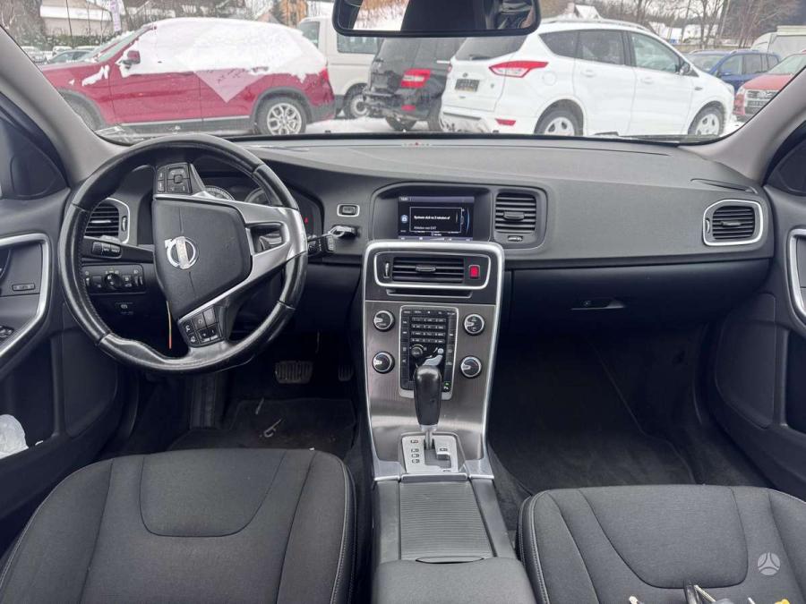 Melns Volvo V60 2011 Alīta, ar dzinēja tilpumu 1.98 L un nobraukumu 270 tūkst. km par 5650 €, foto 13 vietnē AUTOMOTO.COM.LV