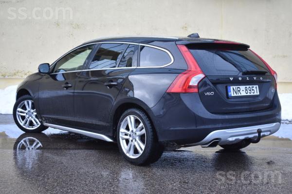Melns Volvo V60 2011 Talsi, ar dzinēja tilpumu 2.00 L un nobraukumu 288 tūkst. km par 5700 €, foto 2 vietnē AUTOMOTO.COM.LV