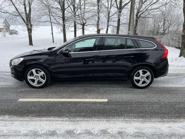Black Volvo V60 2011 in Prienai, with an engine capacity of 2.40 L and mileage of 270 thousand km for 6250 €, photo 1 on AUTOMOTO.COM.LV
