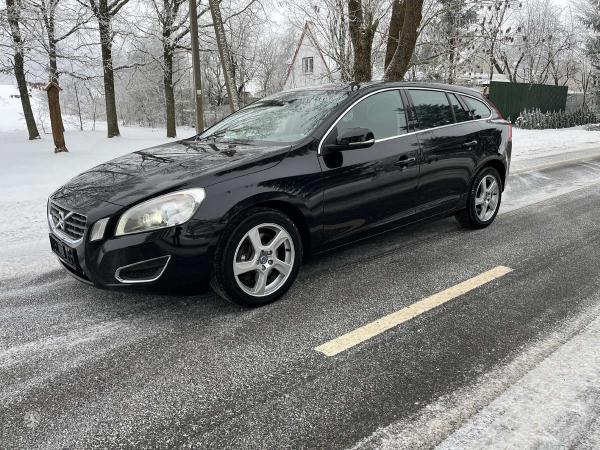 Black Volvo V60 2011 in Prienai, with an engine capacity of 2.40 L and mileage of 270 thousand km for 6250 €, photo 3 on AUTOMOTO.COM.LV