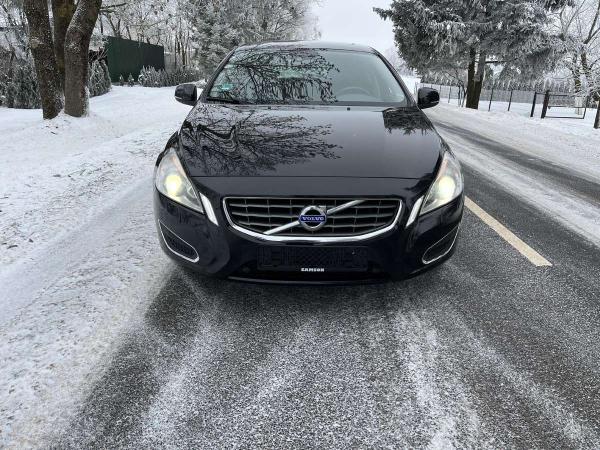 Black Volvo V60 2011 in Prienai, with an engine capacity of 2.40 L and mileage of 270 thousand km for 6250 €, photo 4 on AUTOMOTO.COM.LV