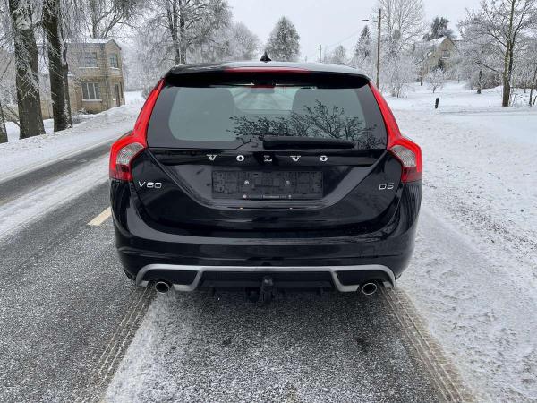Black Volvo V60 2011 in Prienai, with an engine capacity of 2.40 L and mileage of 270 thousand km for 6250 €, photo 5 on AUTOMOTO.COM.LV