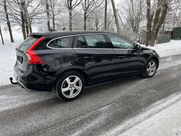 Black Volvo V60 2011 in Prienai, with an engine capacity of 2.40 L and mileage of 270 thousand km for 6250 €, photo 6 on AUTOMOTO.COM.LV