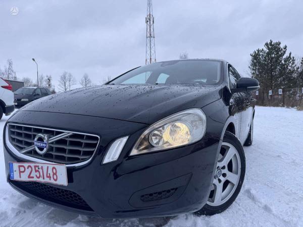 Black Volvo V60 2011 in Alytus, with an engine capacity of 1.98 L and mileage of 272 thousand km for 5750 €, photo 2 on AUTOMOTO.COM.LV