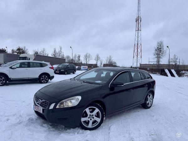 Black Volvo V60 2011 in Alytus, with an engine capacity of 1.98 L and mileage of 272 thousand km for 5750 €, photo 4 on AUTOMOTO.COM.LV