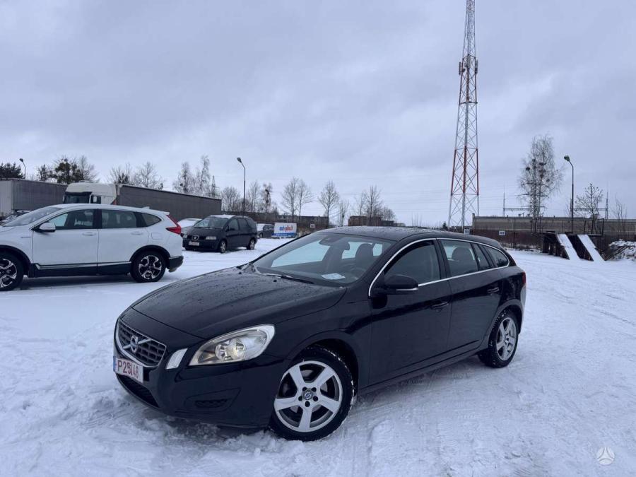 Black Volvo V60 2011 in Alytus, with an engine capacity of 1.98 L and mileage of 272 thousand km for 5750 €, photo 4 on AUTOMOTO.COM.LV