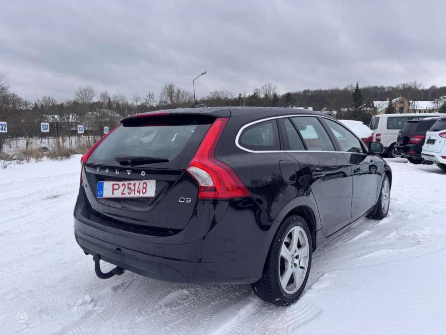 Black Volvo V60 2011 in Alytus, with an engine capacity of 1.98 L and mileage of 272 thousand km for 5750 €, photo 11 on AUTOMOTO.COM.LV