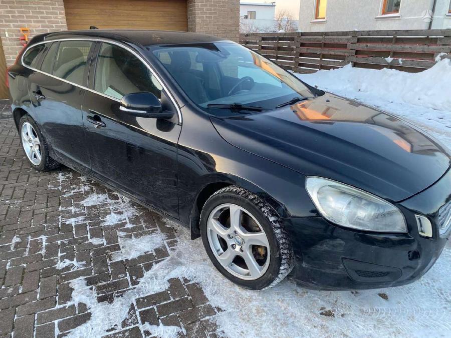 Melns Volvo V60 2011 Panevēža, ar dzinēja tilpumu 1.56 L un nobraukumu 330 tūkst. km par 1900 €, foto 1 vietnē AUTOMOTO.COM.LV