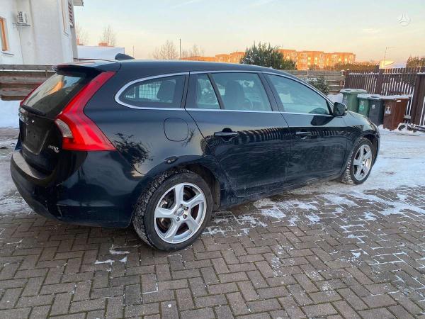 Melns Volvo V60 2011 Panevēža, ar dzinēja tilpumu 1.56 L un nobraukumu 330 tūkst. km par 1900 €, foto 4 vietnē AUTOMOTO.COM.LV