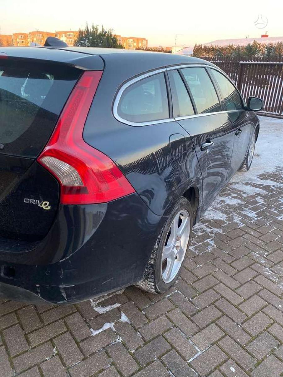 Melns Volvo V60 2011 Panevēža, ar dzinēja tilpumu 1.56 L un nobraukumu 330 tūkst. km par 1900 €, foto 6 vietnē AUTOMOTO.COM.LV