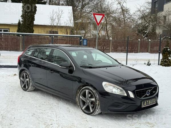 Black Volvo V60 2011 in Riga, with an engine capacity of 1.60 L and mileage of 295 thousand km for 5490 €, photo 2 on AUTOMOTO.COM.LV