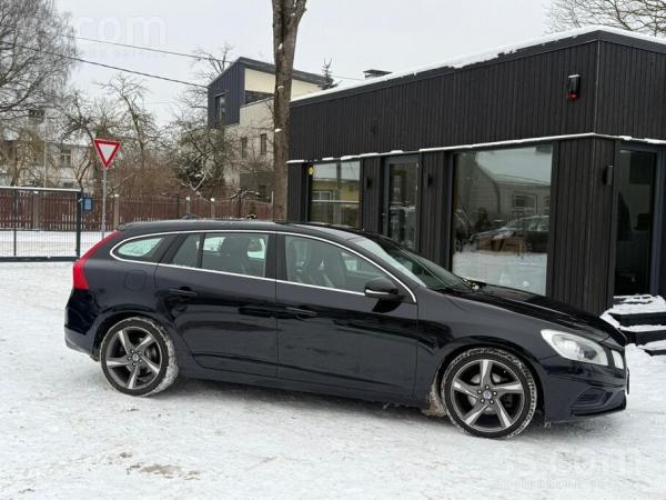 Black Volvo V60 2011 in Riga, with an engine capacity of 1.60 L and mileage of 295 thousand km for 5490 €, photo 3 on AUTOMOTO.COM.LV
