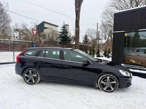 Black Volvo V60 2011 in Riga, with an engine capacity of 1.60 L and mileage of 295 thousand km for 5490 €, photo 4 on AUTOMOTO.COM.LV