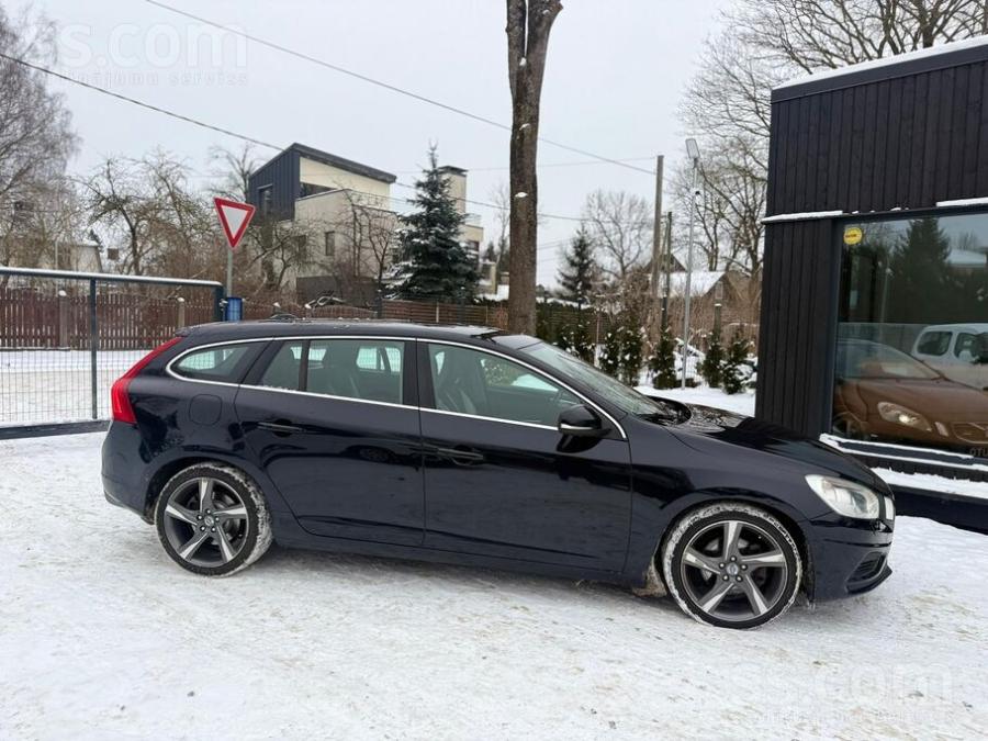 Melns Volvo V60 2011 Rīga, ar dzinēja tilpumu 1.60 L un nobraukumu 295 tūkst. km par 5490 €, foto 4 vietnē AUTOMOTO.COM.LV