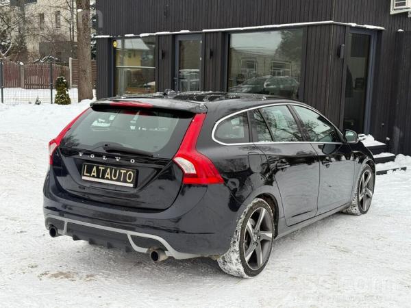 Black Volvo V60 2011 in Riga, with an engine capacity of 1.60 L and mileage of 295 thousand km for 5490 €, photo 6 on AUTOMOTO.COM.LV