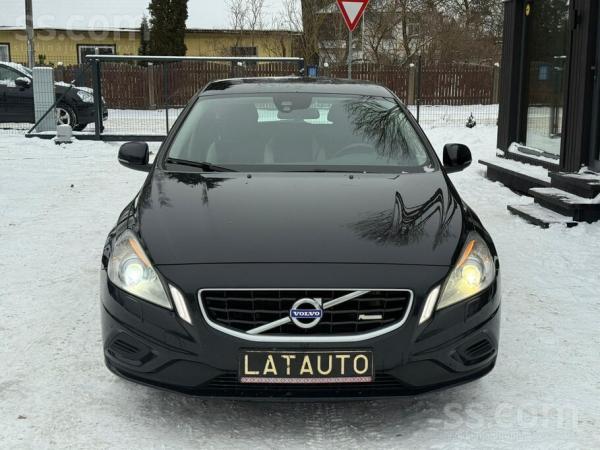 Black Volvo V60 2011 in Riga, with an engine capacity of 1.60 L and mileage of 295 thousand km for 5490 €, photo 9 on AUTOMOTO.COM.LV