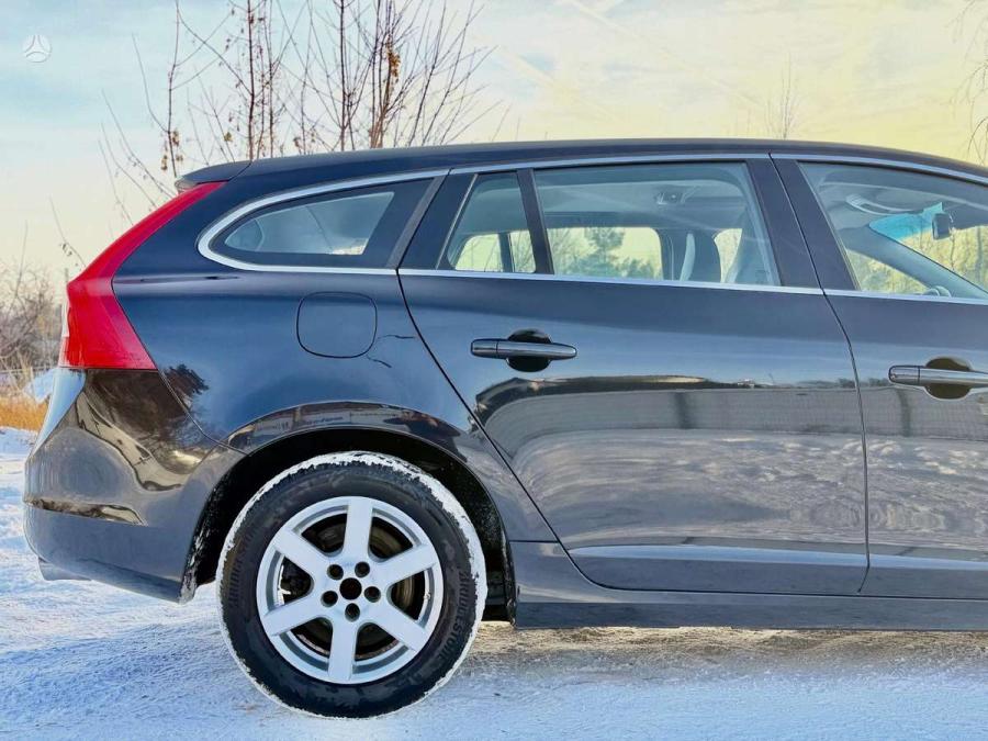 Black Volvo V60 2011 in Siauliai, with an engine capacity of 2.40 L and mileage of 243 thousand km for 7950 €, photo 9 on AUTOMOTO.COM.LV