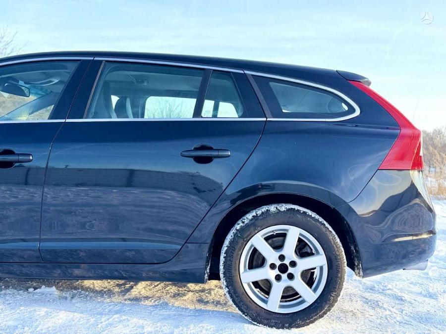 Black Volvo V60 2011 in Siauliai, with an engine capacity of 2.40 L and mileage of 243 thousand km for 7950 €, photo 12 on AUTOMOTO.COM.LV