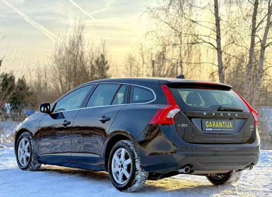 Melns Volvo V60 2011 Šauļi, ar dzinēja tilpumu 2.40 L un nobraukumu 243 tūkst. km par 7950 €, foto 3 vietnē AUTOMOTO.COM.LV