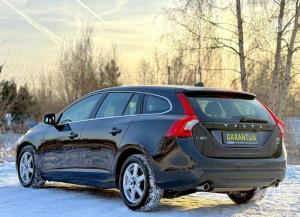 Black Volvo V60 2011 in Siauliai, with an engine capacity of 2.40 L and mileage of 243 thousand km for 7950 €, photo 3 on AUTOMOTO.COM.LV