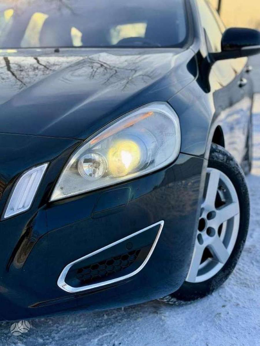 Black Volvo V60 2011 in Siauliai, with an engine capacity of 2.40 L and mileage of 243 thousand km for 7950 €, photo 15 on AUTOMOTO.COM.LV