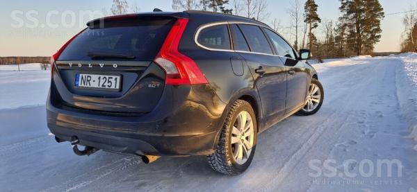 Black Volvo V60 2011 in Dobele, with an engine capacity of 2.00 L and mileage of 263 thousand km for 6565 €, photo 4 on AUTOMOTO.COM.LV