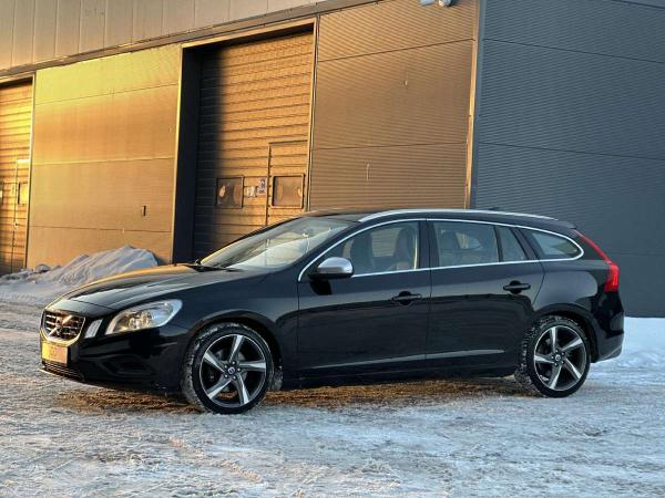 Melns Volvo V60 2011 Kauņa, ar dzinēja tilpumu 1.98 L un nobraukumu 340 tūkst. km par 6690 €, foto 1 vietnē AUTOMOTO.COM.LV