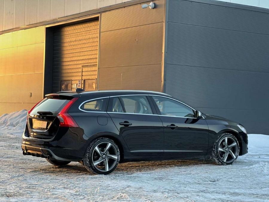 Black Volvo V60 2011 in Kaunas, with an engine capacity of 1.98 L and mileage of 340 thousand km for 6690 €, photo 5 on AUTOMOTO.COM.LV