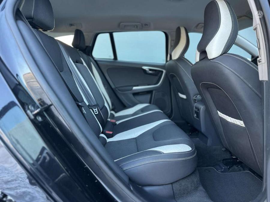 Black Volvo V60 2011 in Kaunas, with an engine capacity of 1.98 L and mileage of 340 thousand km for 6690 €, photo 11 on AUTOMOTO.COM.LV