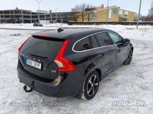 Melns Volvo V60 2011 Tartu, ar dzinēja tilpumu 2.00 L un nobraukumu 273 tūkst. km par 6500 €, foto 4 vietnē AUTOMOTO.COM.LV